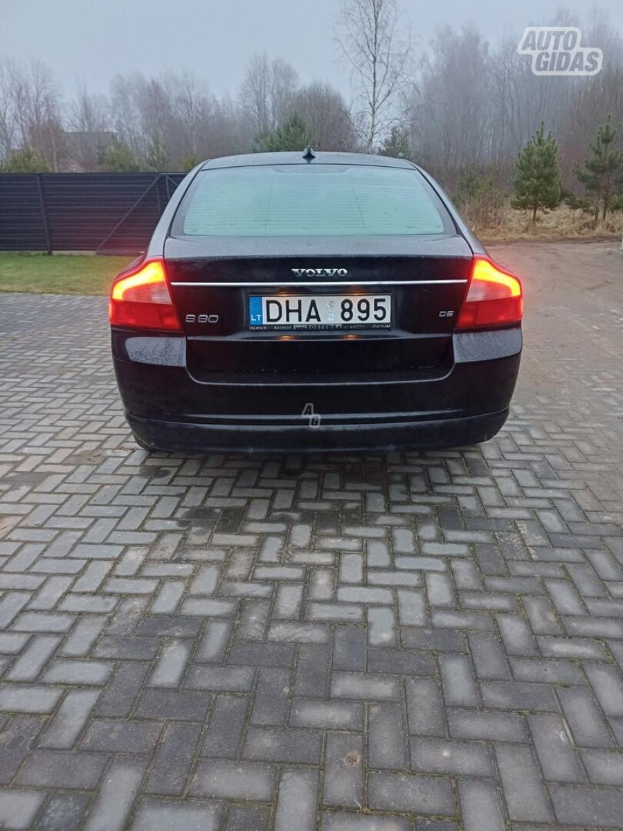 Black Volvo S80 2008 in Salcininkai, with an engine capacity of 2.40 L and mileage of 325 thousand km for 1999 €, photo 3 on AUTOMOTO.COM.LV
