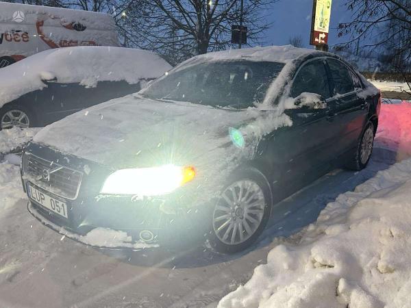 Black Volvo S80 2008 in Vilnius, with an engine capacity of 2.40 L and mileage of 400 thousand km for 1850 €, photo 1 on AUTOMOTO.COM.LV