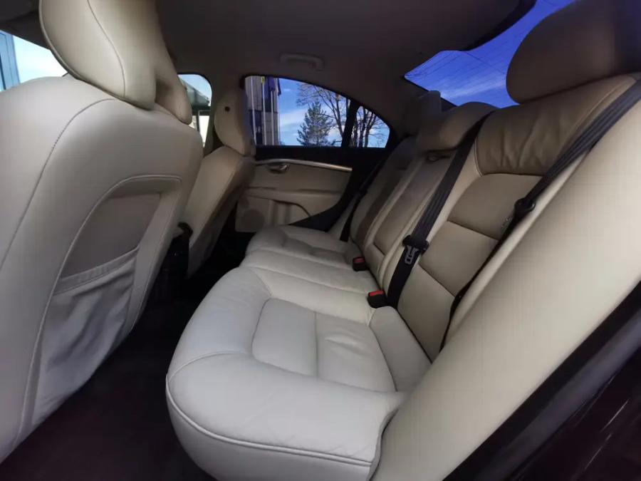 Black Volvo S80 2008 in Riga, with an engine capacity of 2.40 L and mileage of 299 thousand km for 5490 €, photo 19 on AUTOMOTO.COM.LV