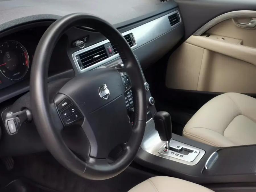 Black Volvo S80 2008 in Riga, with an engine capacity of 2.40 L and mileage of 299 thousand km for 5490 €, photo 21 on AUTOMOTO.COM.LV