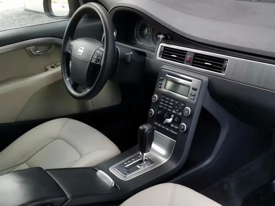 Black Volvo S80 2008 in Riga, with an engine capacity of 2.40 L and mileage of 299 thousand km for 5490 €, photo 23 on AUTOMOTO.COM.LV