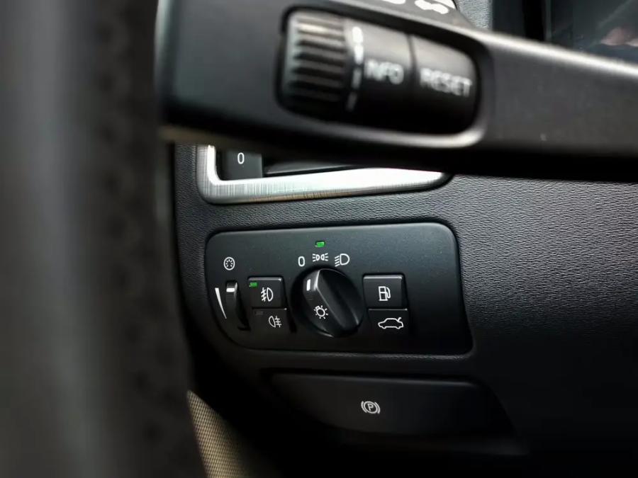 Black Volvo S80 2008 in Riga, with an engine capacity of 2.40 L and mileage of 299 thousand km for 5490 €, photo 28 on AUTOMOTO.COM.LV