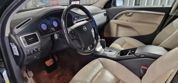 Black Volvo S80 2008 in Valmiera, with an engine capacity of 2.50 L and mileage of 357 thousand km for 3600 €, photo 8 on AUTOMOTO.COM.LV