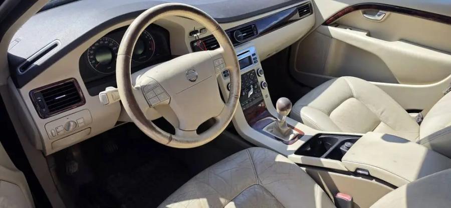 Black Volvo S80 2008 in Valmiera, with an engine capacity of 2.50 L and mileage of 317 thousand km for 2200 €, photo 9 on AUTOMOTO.COM.LV