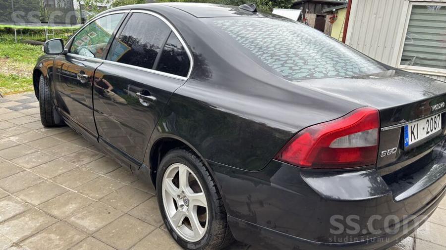 Black Volvo S80 2008 in Riga, with an engine capacity of 2.40 L and mileage of 394 thousand km for 2000 €, photo 3 on AUTOMOTO.COM.LV