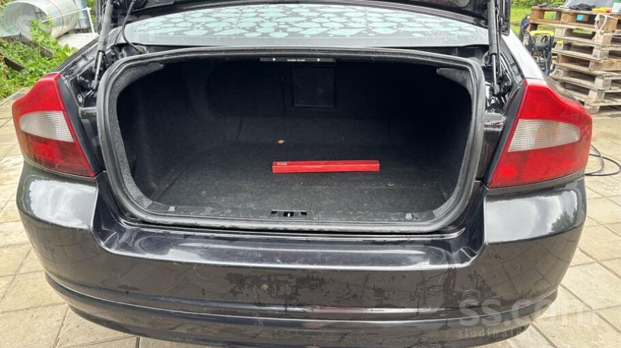 Black Volvo S80 2008 in Riga, with an engine capacity of 2.40 L and mileage of 394 thousand km for 2000 €, photo 5 on AUTOMOTO.COM.LV