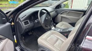 Black Volvo S80 2008 in Riga, with an engine capacity of 2.40 L and mileage of 394 thousand km for 2000 €, photo 7 on AUTOMOTO.COM.LV