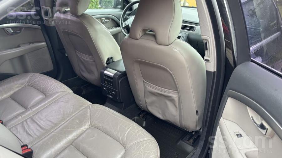 Black Volvo S80 2008 in Riga, with an engine capacity of 2.40 L and mileage of 394 thousand km for 2000 €, photo 9 on AUTOMOTO.COM.LV
