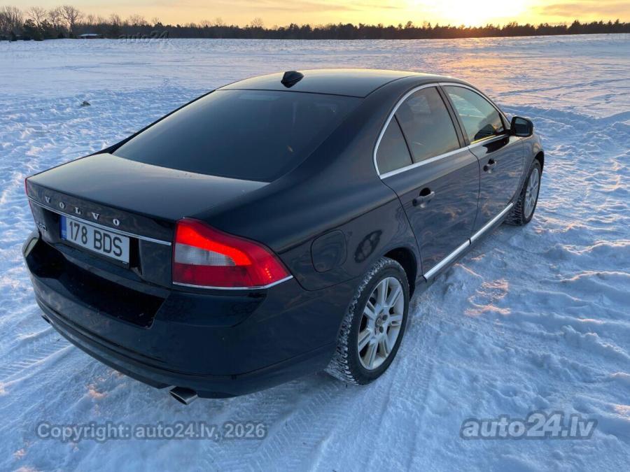 Black Volvo S80 2009 in Tallinn, with an engine capacity of 2.40 L and mileage of 299 thousand km for 4700 €, photo 4 on AUTOMOTO.COM.LV