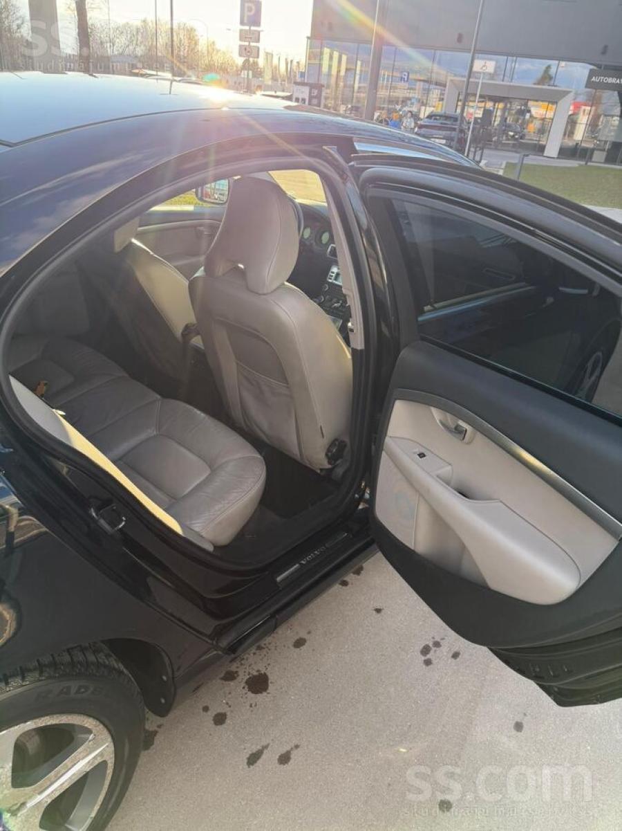 Black Volvo S80 2009 in Riga, with an engine capacity of 2.40 L and mileage of 346 thousand km for 3200 €, photo 4 on AUTOMOTO.COM.LV