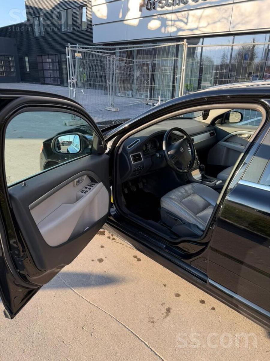 Black Volvo S80 2009 in Riga, with an engine capacity of 2.40 L and mileage of 346 thousand km for 3200 €, photo 5 on AUTOMOTO.COM.LV