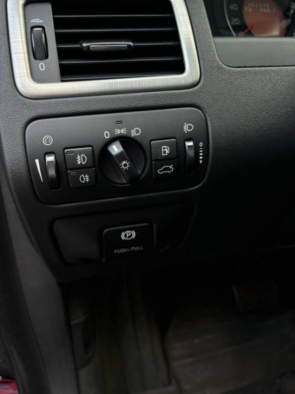 Black Volvo S80 2009 in Riga, with an engine capacity of 2.40 L and mileage of 251 thousand km for 6999 €, photo 4 on AUTOMOTO.COM.LV