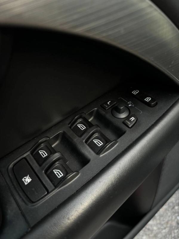 Black Volvo S80 2009 in Riga, with an engine capacity of 2.40 L and mileage of 251 thousand km for 6999 €, photo 10 on AUTOMOTO.COM.LV