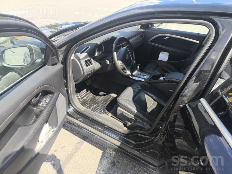 Black Volvo S80 2009 in Riga, with an engine capacity of 2.40 L and mileage of 320 thousand km for 3950 €, photo 11 on AUTOMOTO.COM.LV