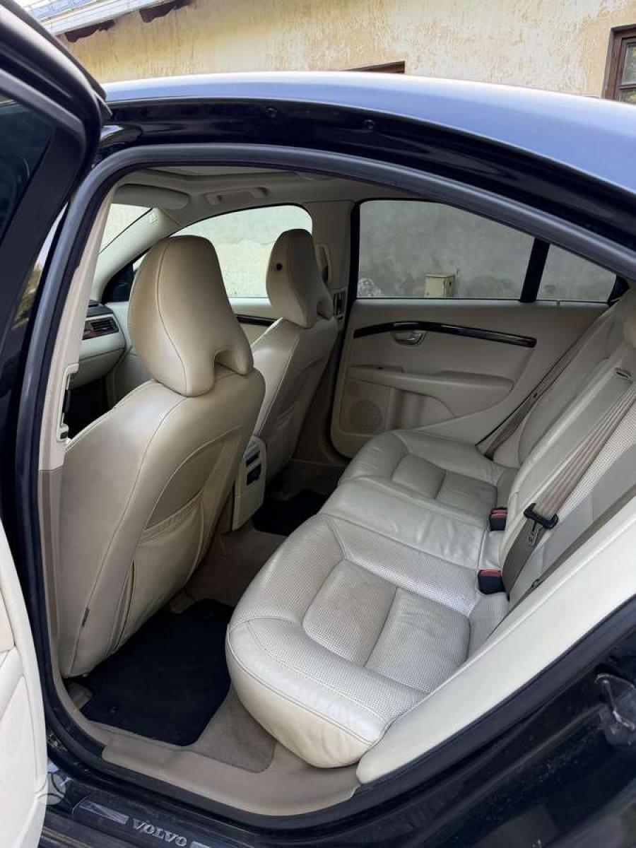 Black Volvo S80 2009 in Vilnius, with an engine capacity of 2.40 L and mileage of 295 thousand km for 2000 €, photo 8 on AUTOMOTO.COM.LV