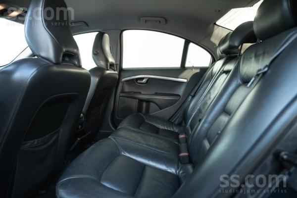 Black Volvo S80 2009 in Riga, with an engine capacity of 2.40 L and mileage of 315 thousand km for 2900 €, photo 6 on AUTOMOTO.COM.LV