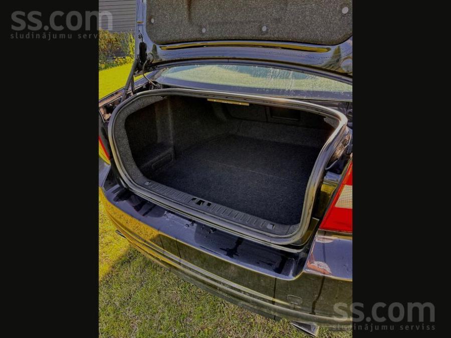 Black Volvo S80 2009 in Riga, with an engine capacity of 2.40 L and mileage of 338 thousand km for 4000 €, photo 12 on AUTOMOTO.COM.LV