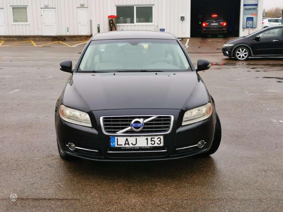 Black Volvo S80 2010 in Vilnius, with an engine capacity of 2.40 L and mileage of 380 thousand km for 4450 €, photo 1 on AUTOMOTO.COM.LV