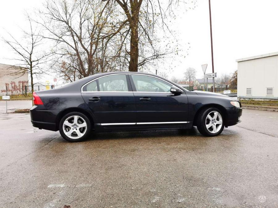 Black Volvo S80 2010 in Vilnius, with an engine capacity of 2.40 L and mileage of 380 thousand km for 4450 €, photo 7 on AUTOMOTO.COM.LV