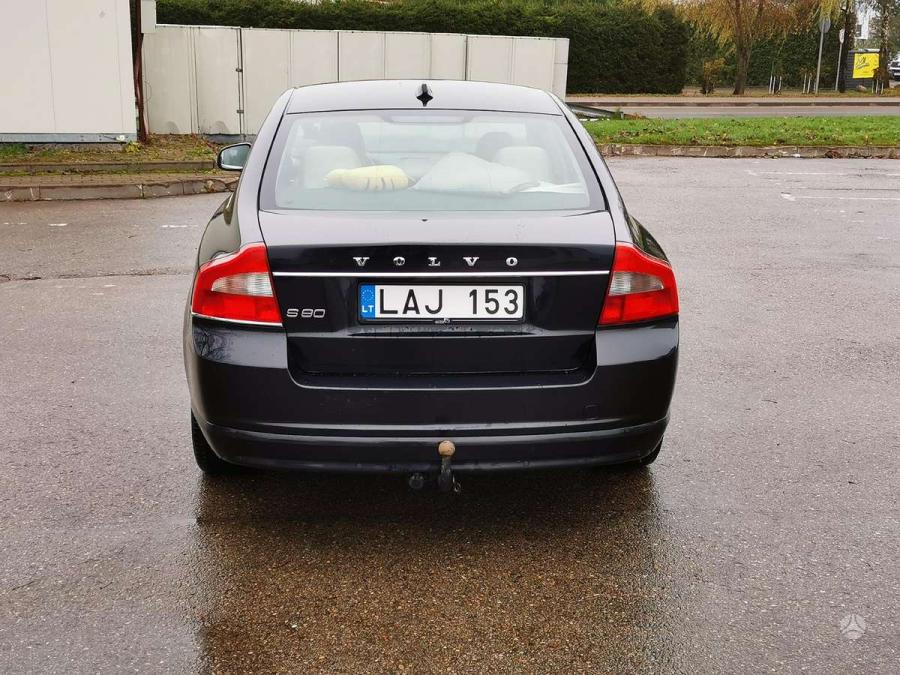 Black Volvo S80 2010 in Vilnius, with an engine capacity of 2.40 L and mileage of 380 thousand km for 4450 €, photo 9 on AUTOMOTO.COM.LV