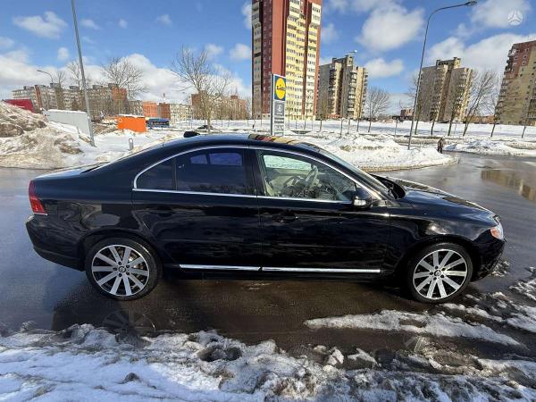 Black Volvo S80 2010 in Klaipeda, with an engine capacity of 2.40 L and mileage of 403 thousand km for 5200 €, photo 6 on AUTOMOTO.COM.LV