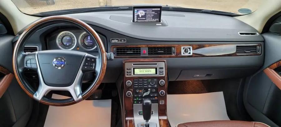 Black Volvo S80 2010 in Riga, with an engine capacity of 2.40 L and mileage of 258 thousand km for 8200 €, photo 19 on AUTOMOTO.COM.LV