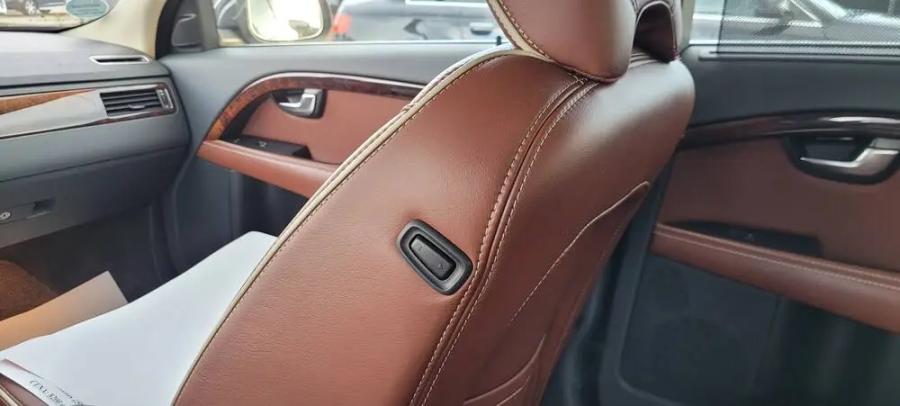 Black Volvo S80 2010 in Riga, with an engine capacity of 2.40 L and mileage of 258 thousand km for 8200 €, photo 26 on AUTOMOTO.COM.LV