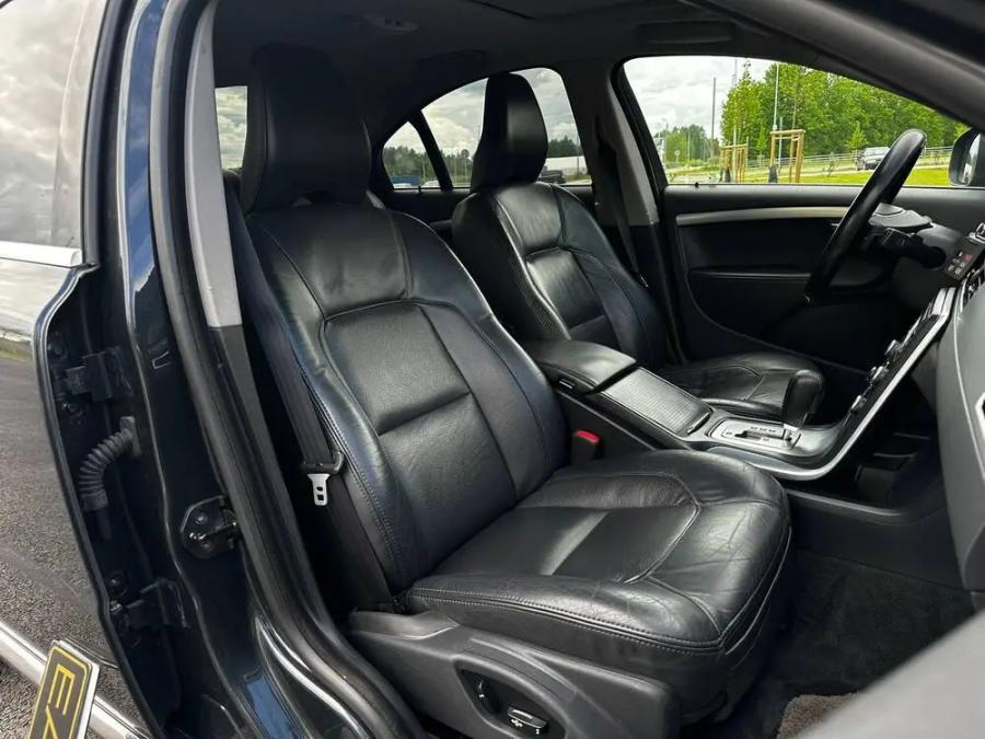 Melns Volvo S80 2010 Jelgava, ar dzinēja tilpumu 2.40 L un nobraukumu 278 tūkst. km par 6750 €, foto 17 vietnē AUTOMOTO.COM.LV