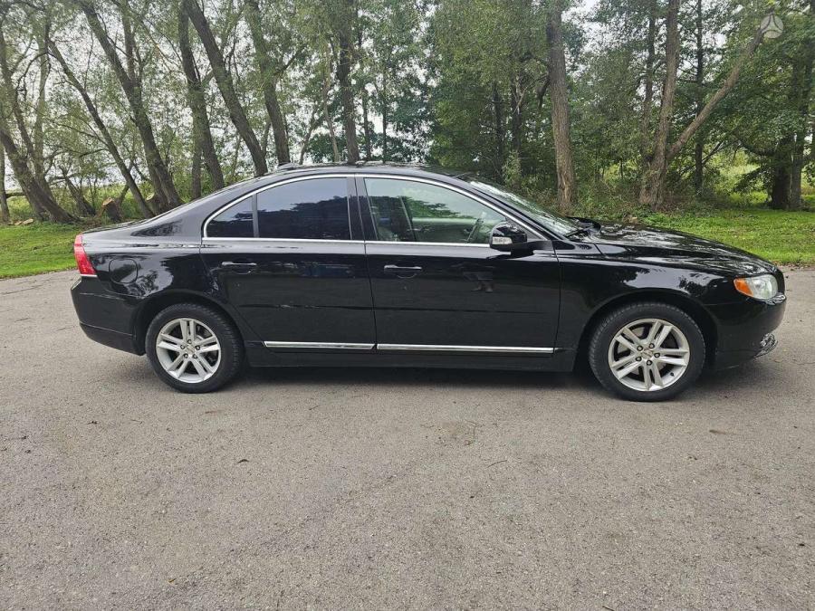 Black Volvo S80 2010 in Silute, with an engine capacity of 2.40 L and mileage of 419 thousand km for 3000 €, photo 6 on AUTOMOTO.COM.LV