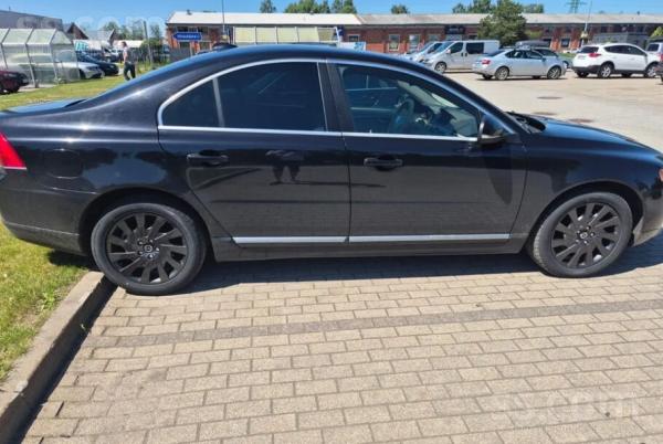 Black Volvo S80 2011 in Riga, with an engine capacity of 2.40 L and mileage of 375 thousand km for 5800 €, photo 7 on AUTOMOTO.COM.LV