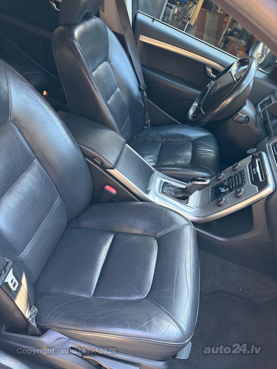 Black Volvo S80 2013 in Tallinn, with an engine capacity of 2.40 L and mileage of 300 thousand km for 9500 €, photo 8 on AUTOMOTO.COM.LV