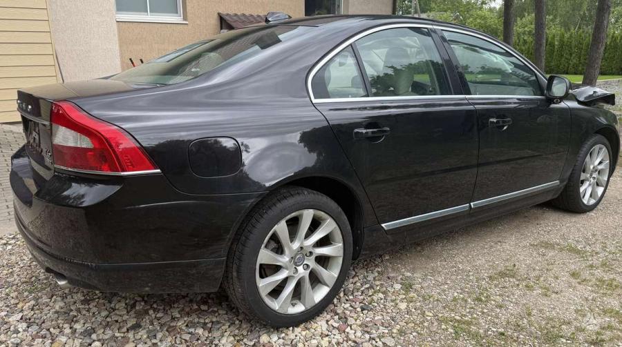 Black Volvo S80 2013 in Vilnius, with an engine capacity of 2.95 L and mileage of 244 thousand km for 4400 €, photo 5 on AUTOMOTO.COM.LV