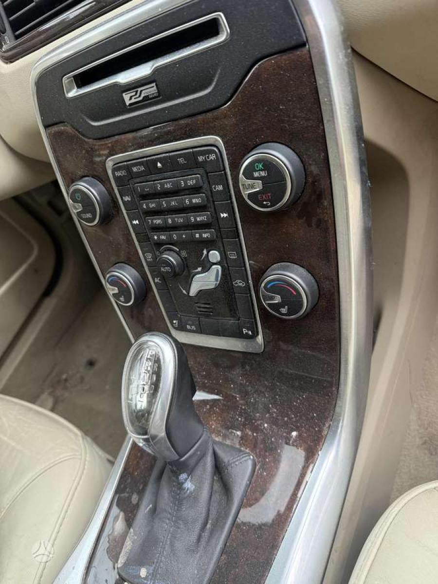 Black Volvo S80 2013 in Vilnius, with an engine capacity of 2.95 L and mileage of 244 thousand km for 4400 €, photo 15 on AUTOMOTO.COM.LV