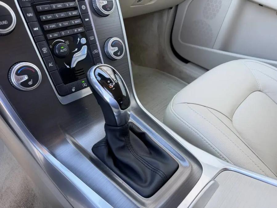 Melns Volvo S80 2015 Mārupe, ar dzinēja tilpumu 2.00 L un nobraukumu 257 tūkst. km par 8950 €, foto 10 vietnē AUTOMOTO.COM.LV