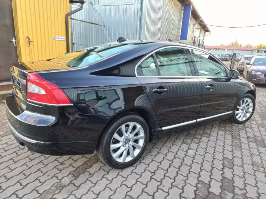 Black Volvo S80 2016 in Riga, with an engine capacity of 2.00 L and mileage of 210 thousand km for 12750 €, photo 5 on AUTOMOTO.COM.LV