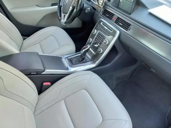 Black Volvo S80 2016 in Riga, with an engine capacity of 2.00 L and mileage of 210 thousand km for 12750 €, photo 7 on AUTOMOTO.COM.LV