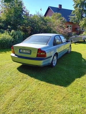 Zils Volvo S80 2000 Limbaži, ar dzinēja tilpumu 2.40 L un nobraukumu 376 tūkst. km par 1350 €, foto  vietnē AUTOMOTO.COM.LV