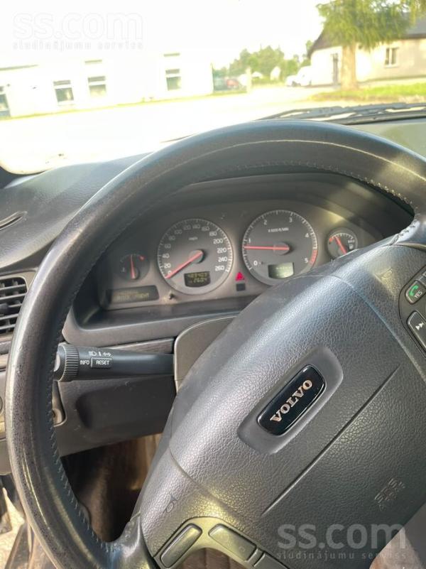 Blue Volvo S80 1999 in Cesis, with an engine capacity of 2.50 L and mileage of 490 thousand km for 1150 €, photo 6 on AUTOMOTO.COM.LV