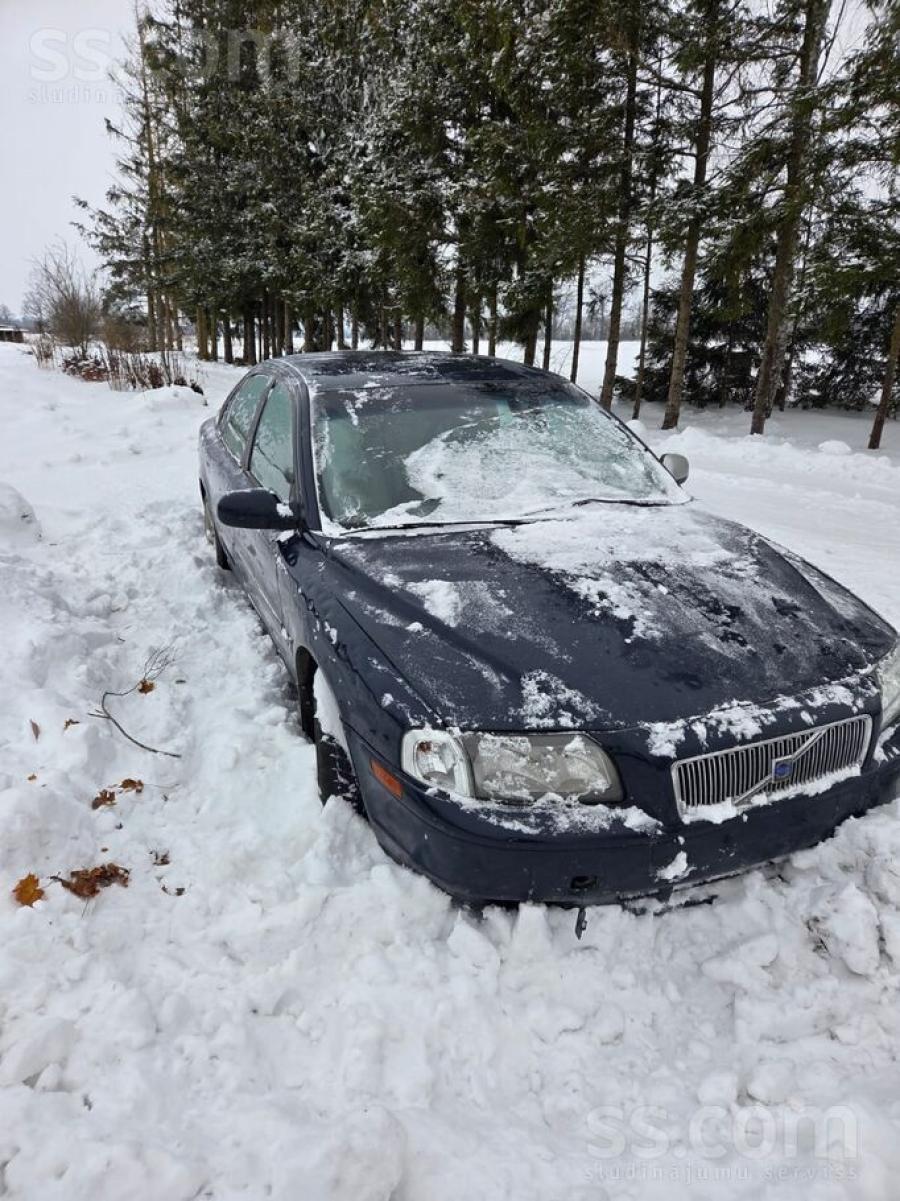 Blue Volvo S80 2000 in Dobele, with an engine capacity of 2.40 L and mileage of 255 thousand km for 350 €, photo 2 on AUTOMOTO.COM.LV