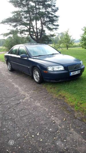 Zils Volvo S80 2000 Viļņa, ar dzinēja tilpumu 2.46 L un nobraukumu 540 tūkst. km par 1000 €, foto  vietnē AUTOMOTO.COM.LV