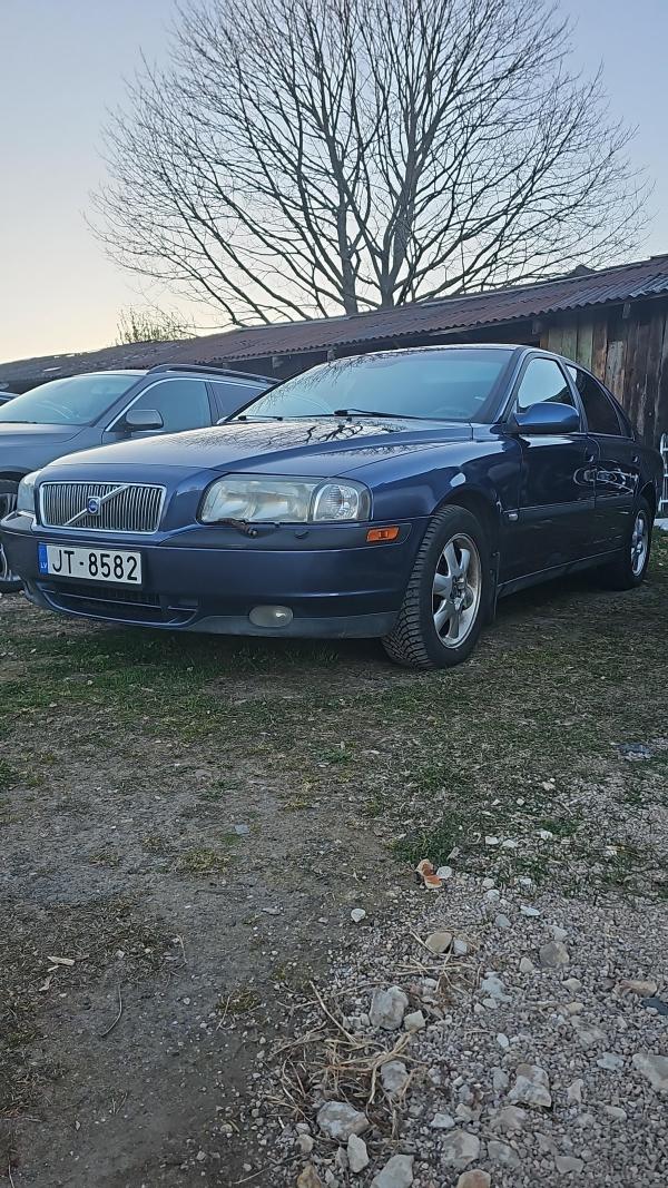 Zils Volvo S80 2002 Mārupe, ar dzinēja tilpumu 2.40 L un nobraukumu 323 tūkst. km par 1600 €, foto 1 vietnē AUTOMOTO.COM.LV
