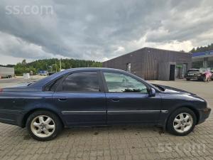 Zils Volvo S80 2002 Rīga, ar dzinēja tilpumu 2.40 L un nobraukumu 331 tūkst. km par 2000 €, foto  vietnē AUTOMOTO.COM.LV
