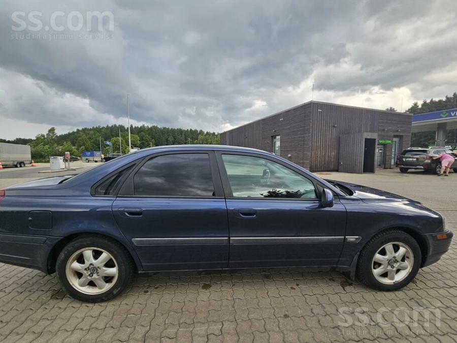 Blue Volvo S80 2002 in Riga, with an engine capacity of 2.40 L and mileage of 331 thousand km for 2000 €, photo 1 on AUTOMOTO.COM.LV