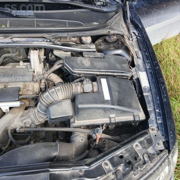 Blue Volvo S80 2003 in Limbazi, with an engine capacity of 2.40 L and mileage of 346 thousand km for 800 €, photo 7 on AUTOMOTO.COM.LV