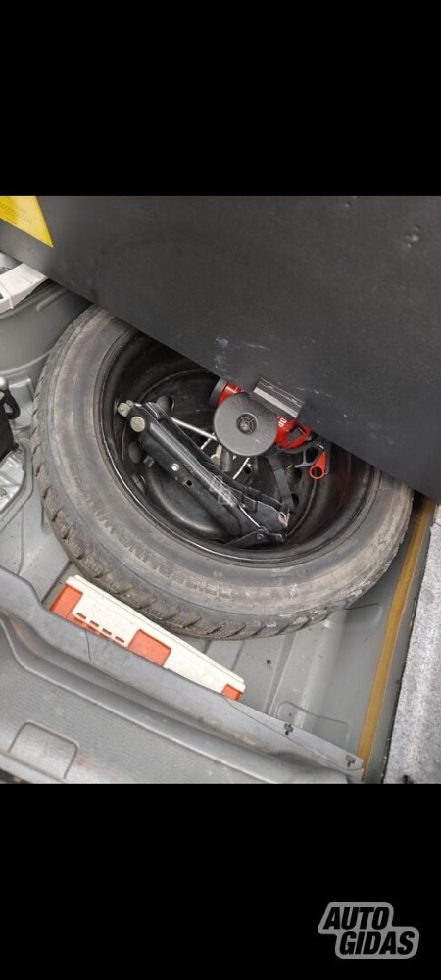 Zils Volvo S80 2004 Viļņa, ar dzinēja tilpumu 2.40 L un nobraukumu 362 tūkst. km par 1300 €, foto 21 vietnē AUTOMOTO.COM.LV