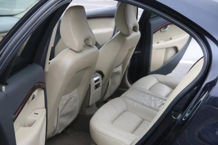 Zils Volvo S80 2007 Rīga, ar dzinēja tilpumu 2.40 L un nobraukumu 282 tūkst. km par 3190 €, foto 14 vietnē AUTOMOTO.COM.LV