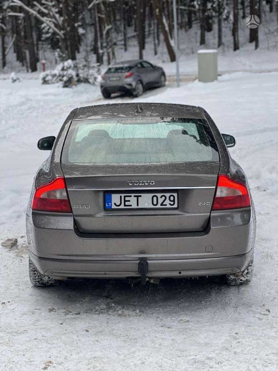 Brown Volvo S80 2006 in Vilnius, with an engine capacity of 2.40 L and mileage of 466 thousand km for 2900 €, photo 6 on AUTOMOTO.COM.LV