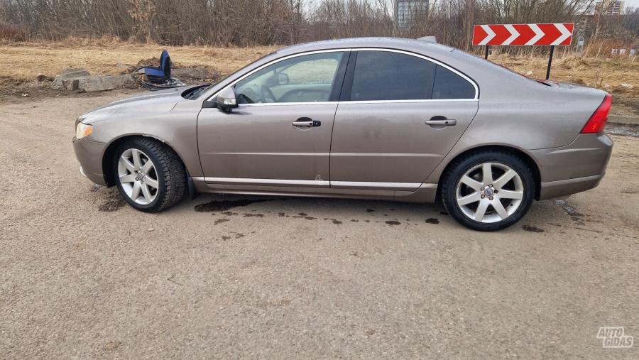 Brown Volvo S80 2006 in Vilnius, with an engine capacity of 2.40 L and mileage of 263 thousand km for 2500 €, photo 8 on AUTOMOTO.COM.LV