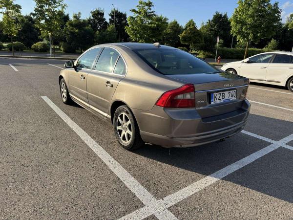 Brown Volvo S80 2006 in Vilnius, with an engine capacity of 2.40 L and mileage of 360 thousand km for 1990 €, photo 3 on AUTOMOTO.COM.LV