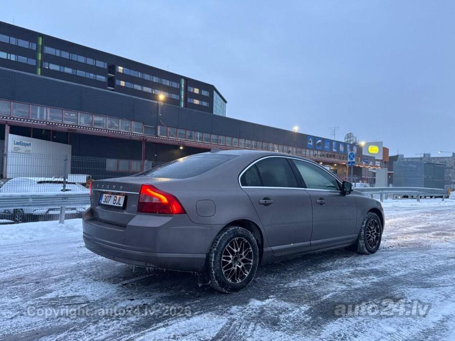 Brūns Volvo S80 2007 Tallina, ar dzinēja tilpumu 2.40 L un nobraukumu 379 tūkst. km par 3650 €, foto 2 vietnē AUTOMOTO.COM.LV